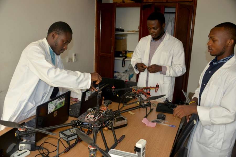 Vidéo – Technologie – les premiers drones made in Cameroun montés par ...