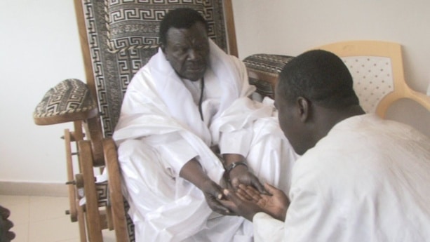 Cheikh Béthio : Son chargé de com parle de ses Avc et de sa ...