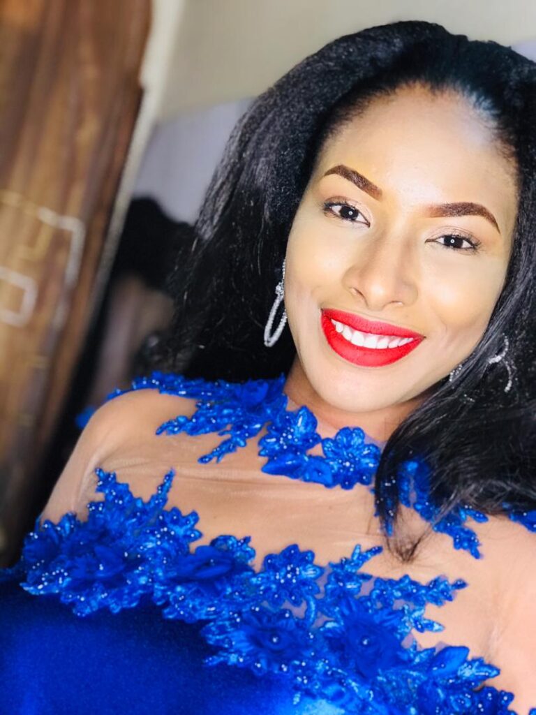 (04) Photos : La chanteuse Chadia hypnotise ses fans avec sa robe flashy