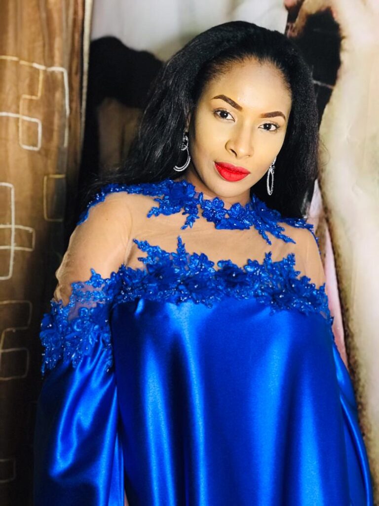 (04) Photos : La chanteuse Chadia hypnotise ses fans avec sa robe flashy