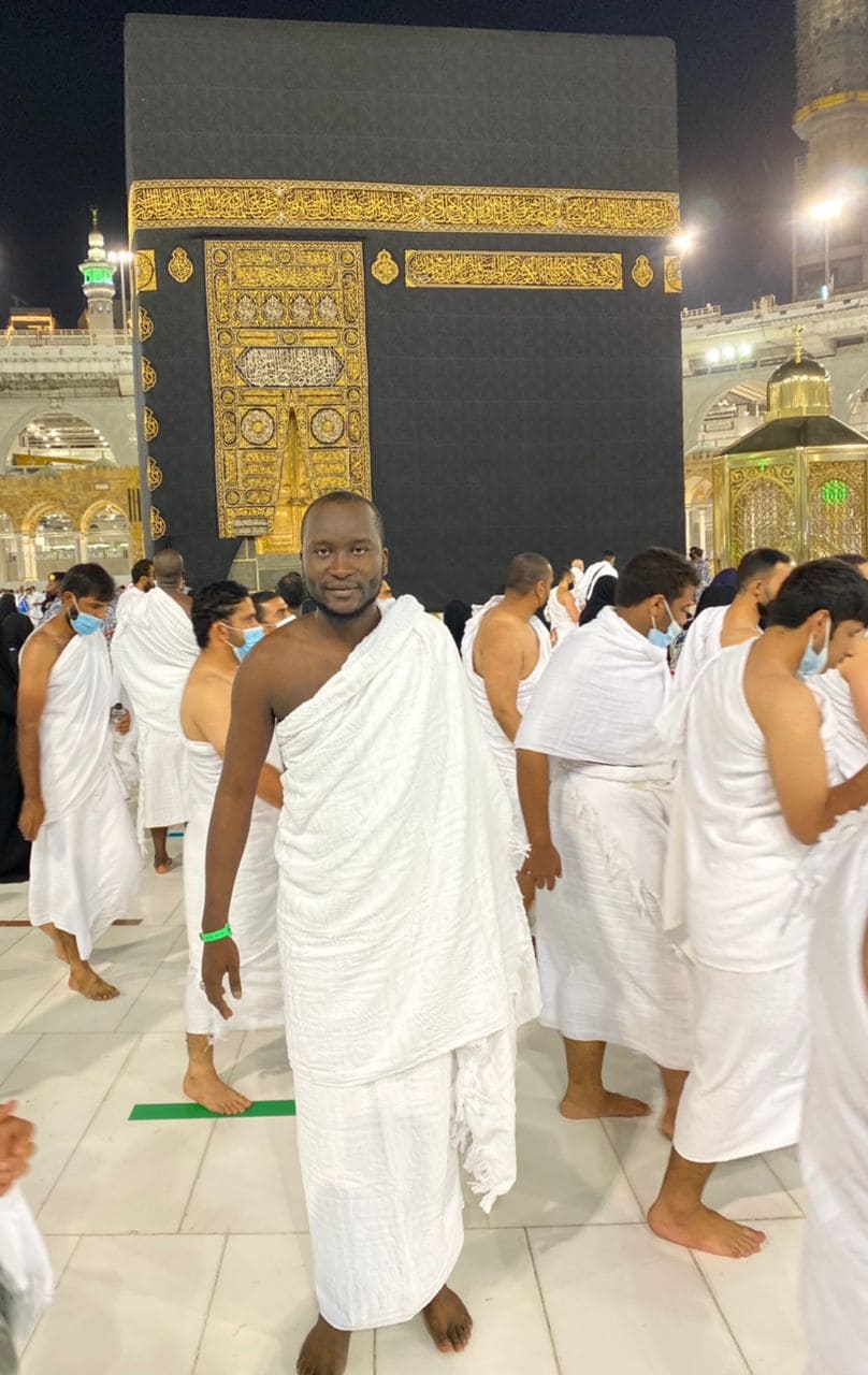 (02 photos) : A La Mecque, Oustaz Modou Fall pose derrière la Kaaba