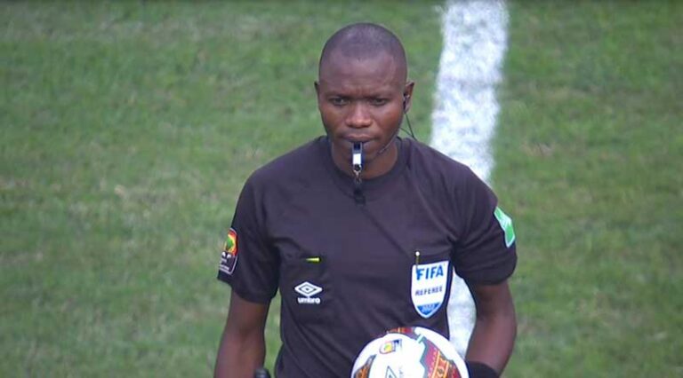 Sous le feu des critiques après la finale, l’arbitre Jean-Jacques Ndala ...