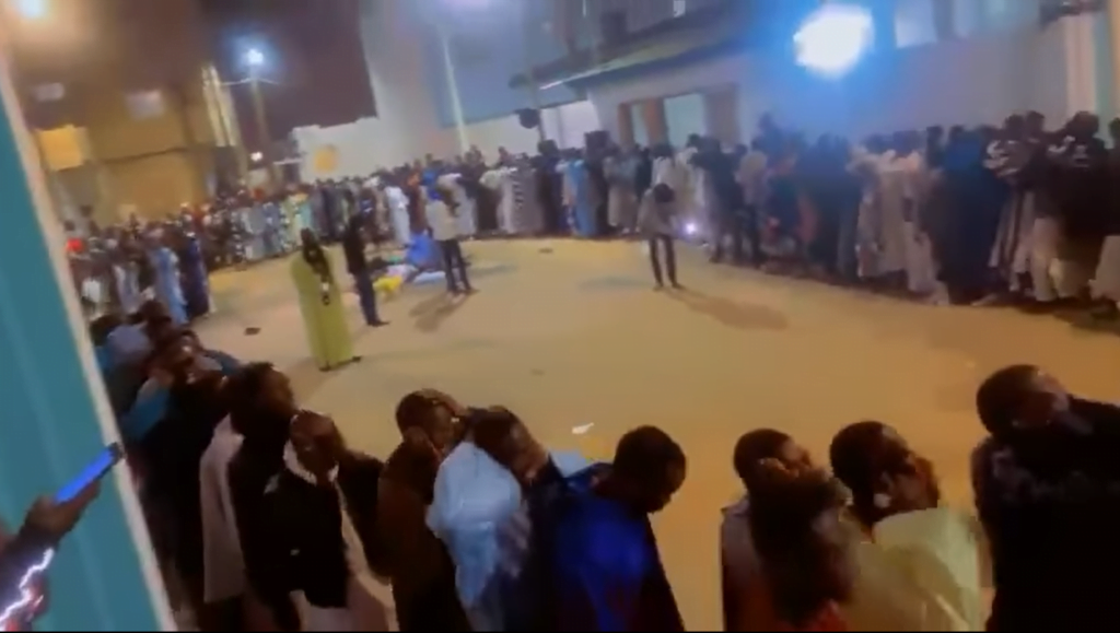 Appel 2023 : Zikr des Baye Fall devant la maison du Khalif des Layènes ...