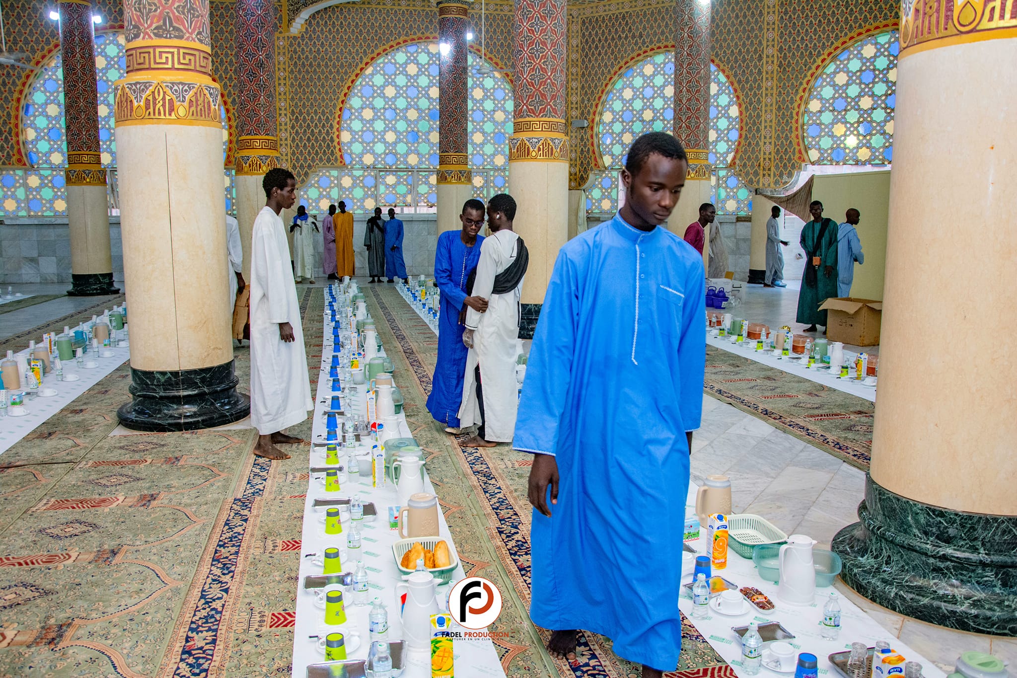 Distribution de Ndogou à la Mosquée de Touba en images