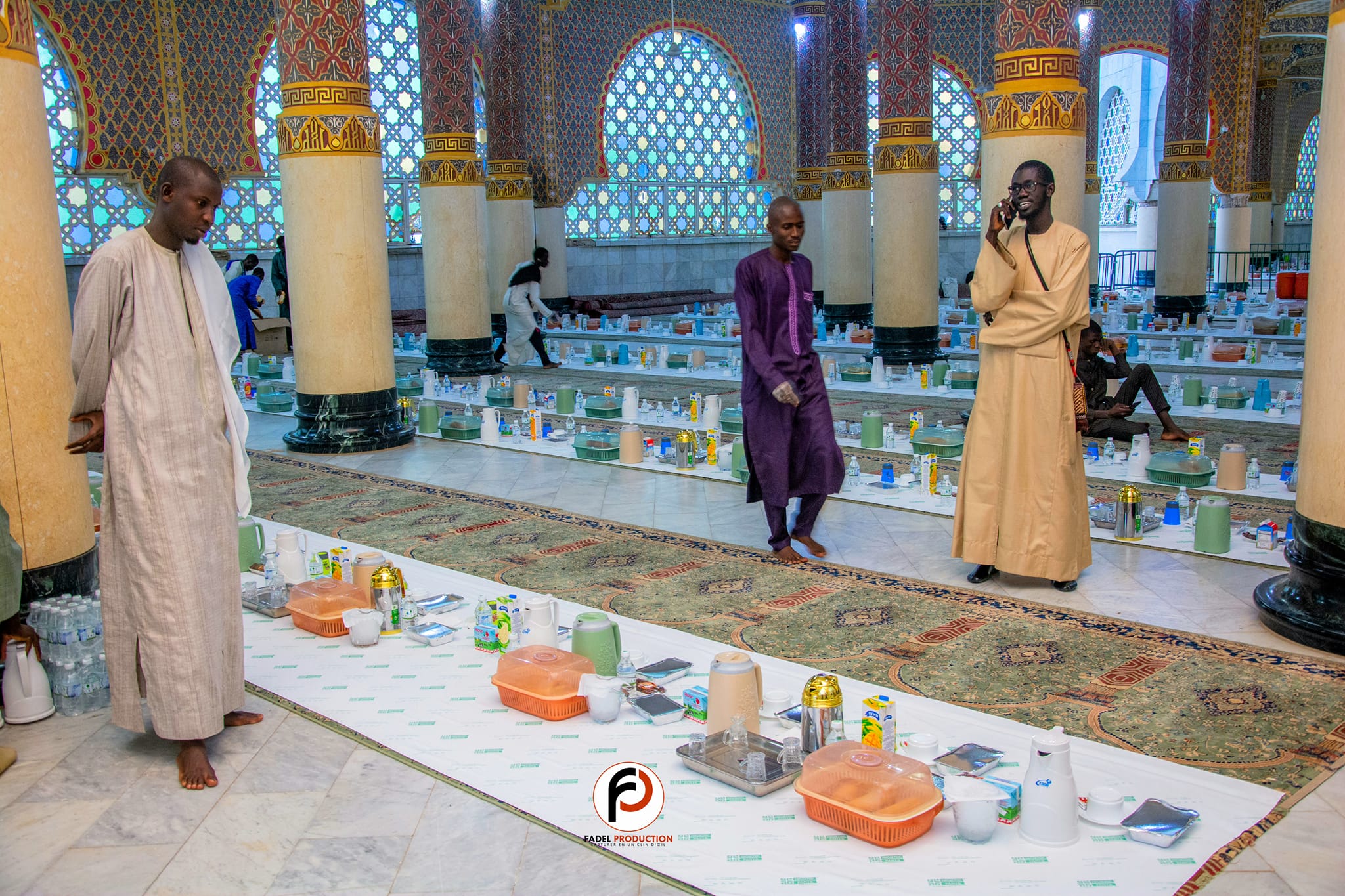 Distribution de Ndogou à la Mosquée de Touba en images