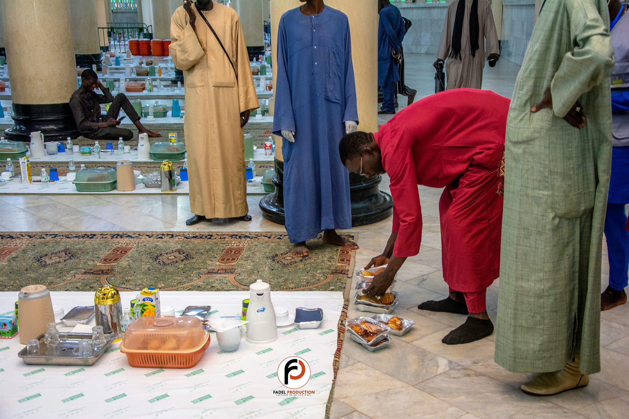 Distribution de Ndogou à la Mosquée de Touba en images