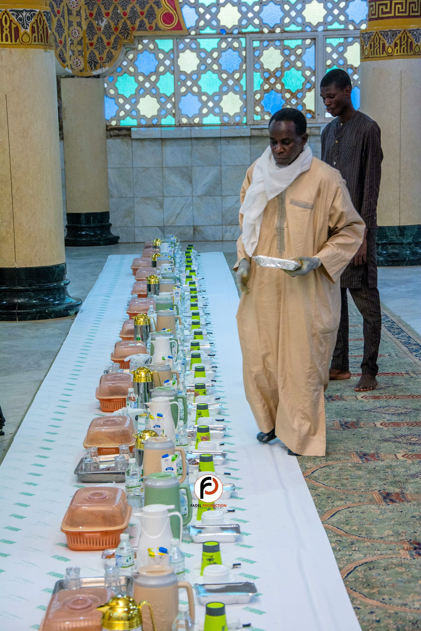 Distribution de Ndogou à la Mosquée de Touba en images