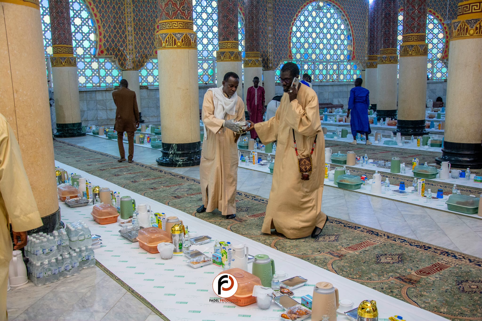 Distribution de Ndogou à la Mosquée de Touba en images