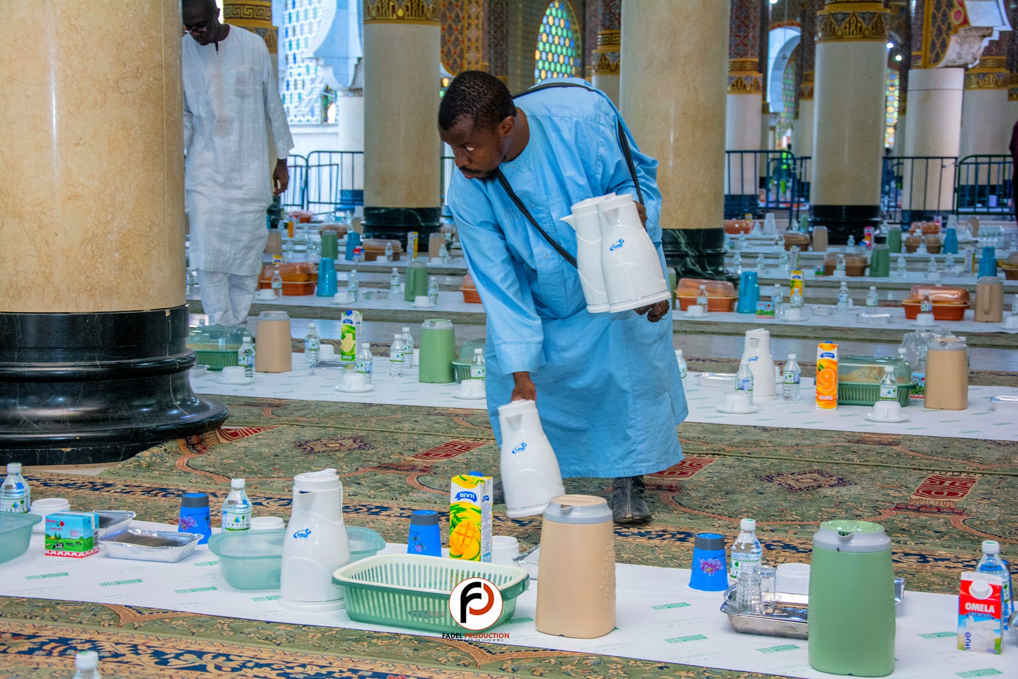 Distribution de Ndogou à la Mosquée de Touba en images