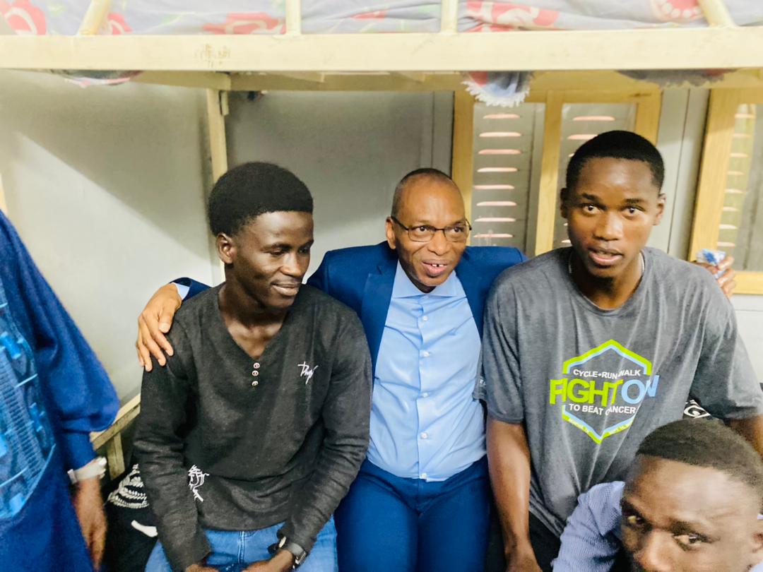 Ucad: Le ministre Moussa Baldé revisite son ancienne chambre, la 372 du Pavillon A et fait des ...