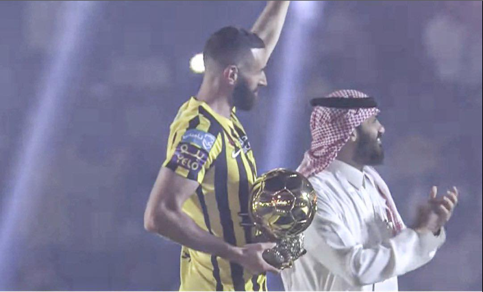 Karim Benzema Présente Son Ballon Dor Aux Supporters Dal Ittihad Vidéo