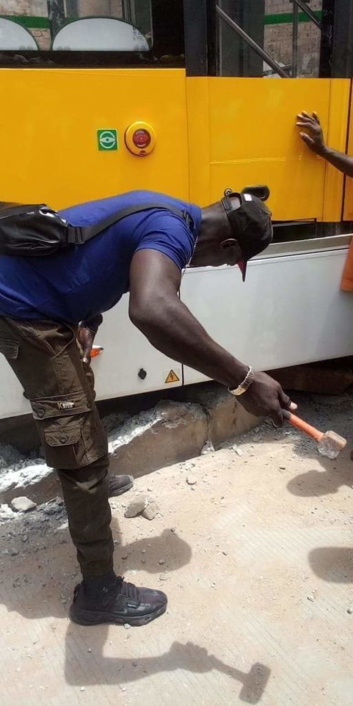 (2) Photos : Sortie de piste inattendue pour un bus rapide transit lors ...