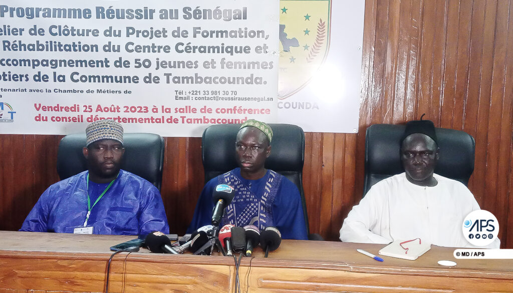 Photo : Formation de 50 jeunes à la fabrication de foyers améliorés au ...