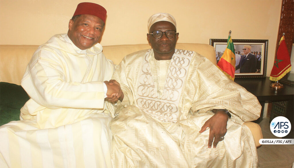 (2) Photos – Serigne Abdou Samad Mbacké remet une aide de 100 millions ...