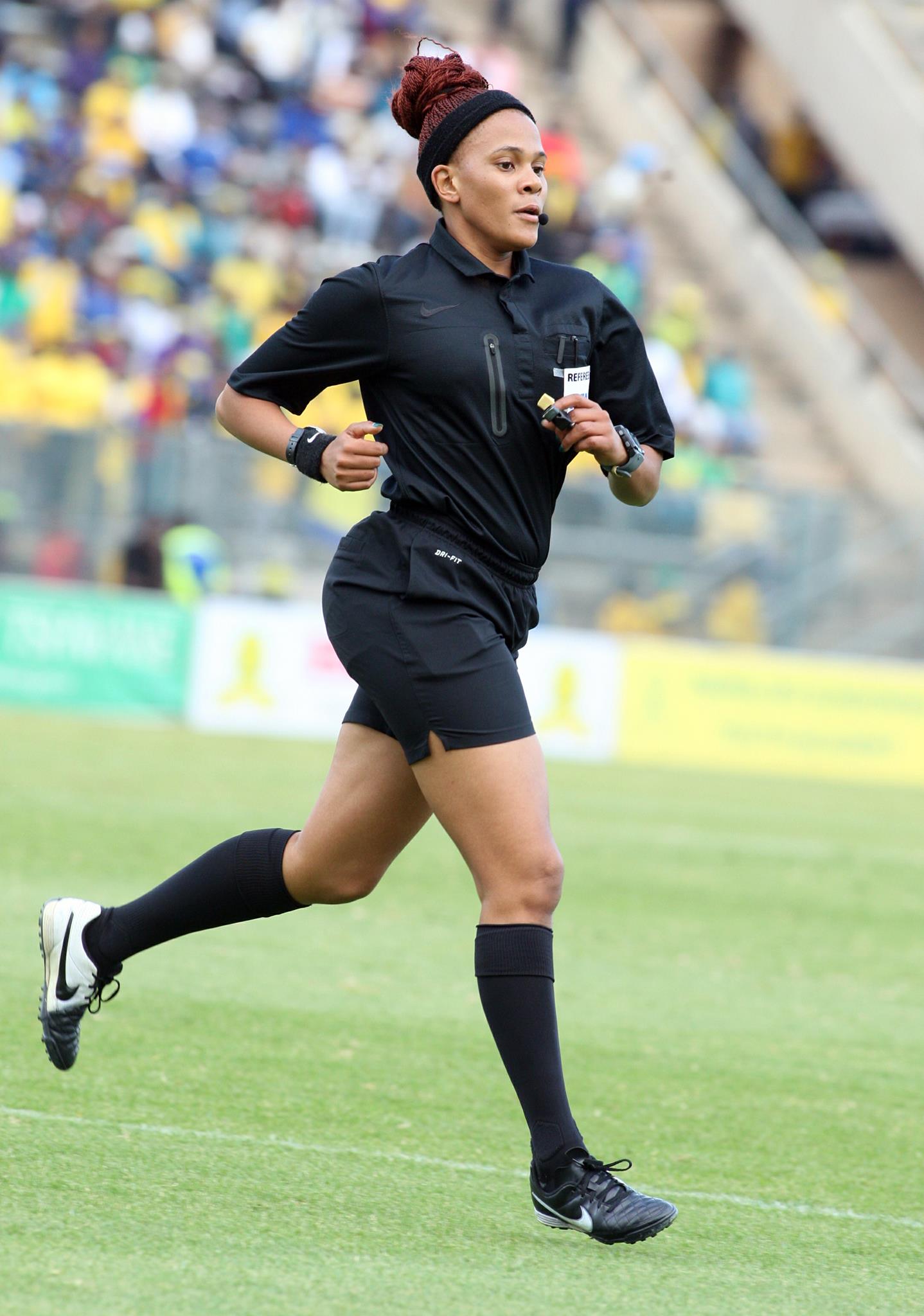 CAN 2023 : Découvrez Akhona Zennith Makalima, première femme arbitre à ...