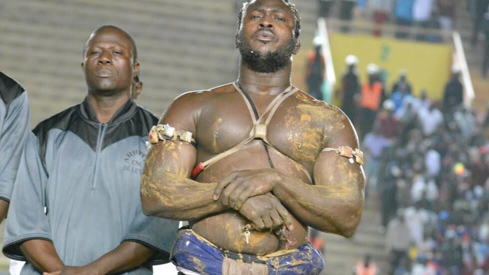 Modou Lo triomphe à nouveau et confirme sa suprématie en lutte sénégalaise