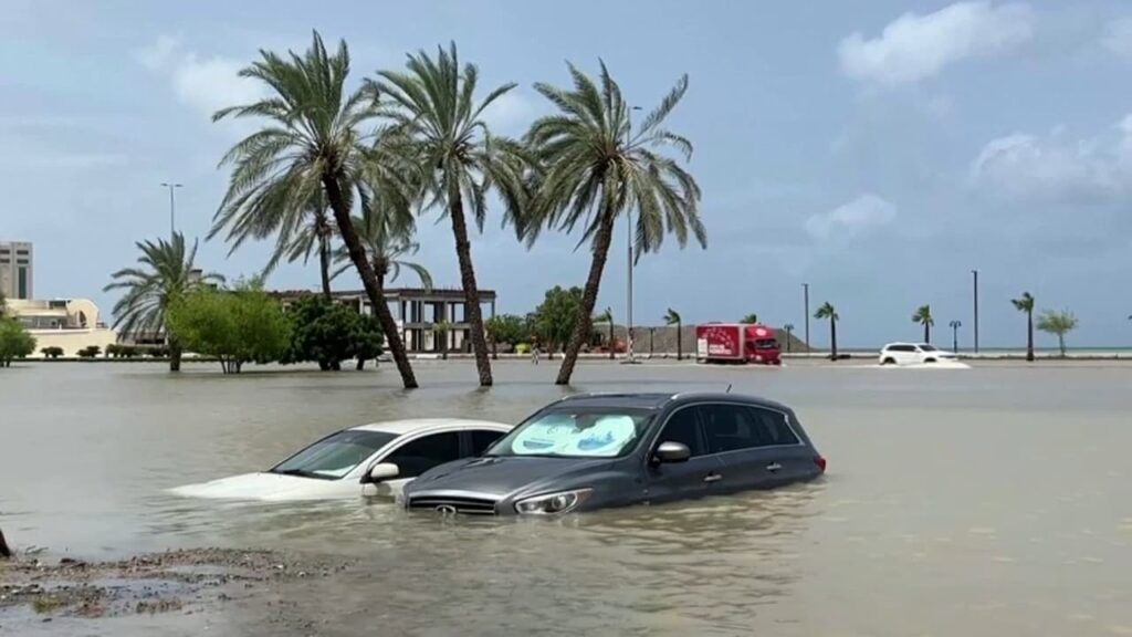 Images choc : Deux ans de pluie en 24h dévastent Dubaï, Bahreïn et Oman ...