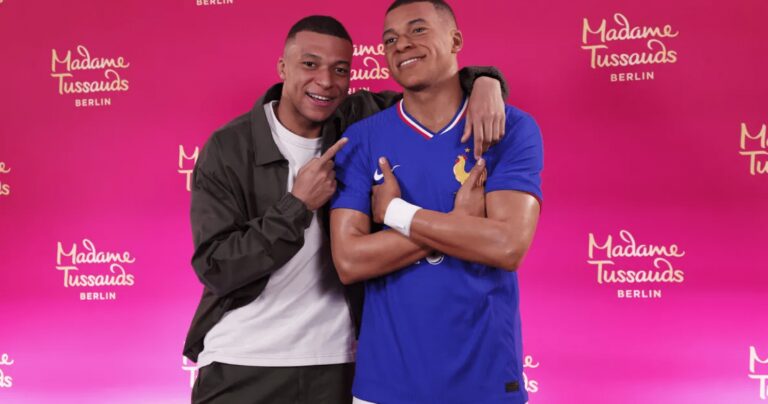 (2) Photos - France: Kylian Mbappé dévoile sa statue de cire à Paris ...