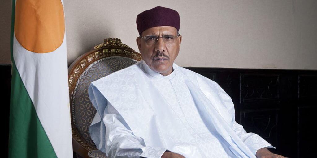 Niger: Mohamed Bazoum, ancien président, aux prises avec une menace de ...