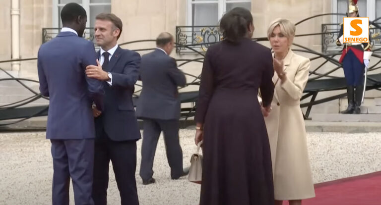 Emmanuel et Brigitte Macron accueillent le couple Diomaye et Absa Faye ...
