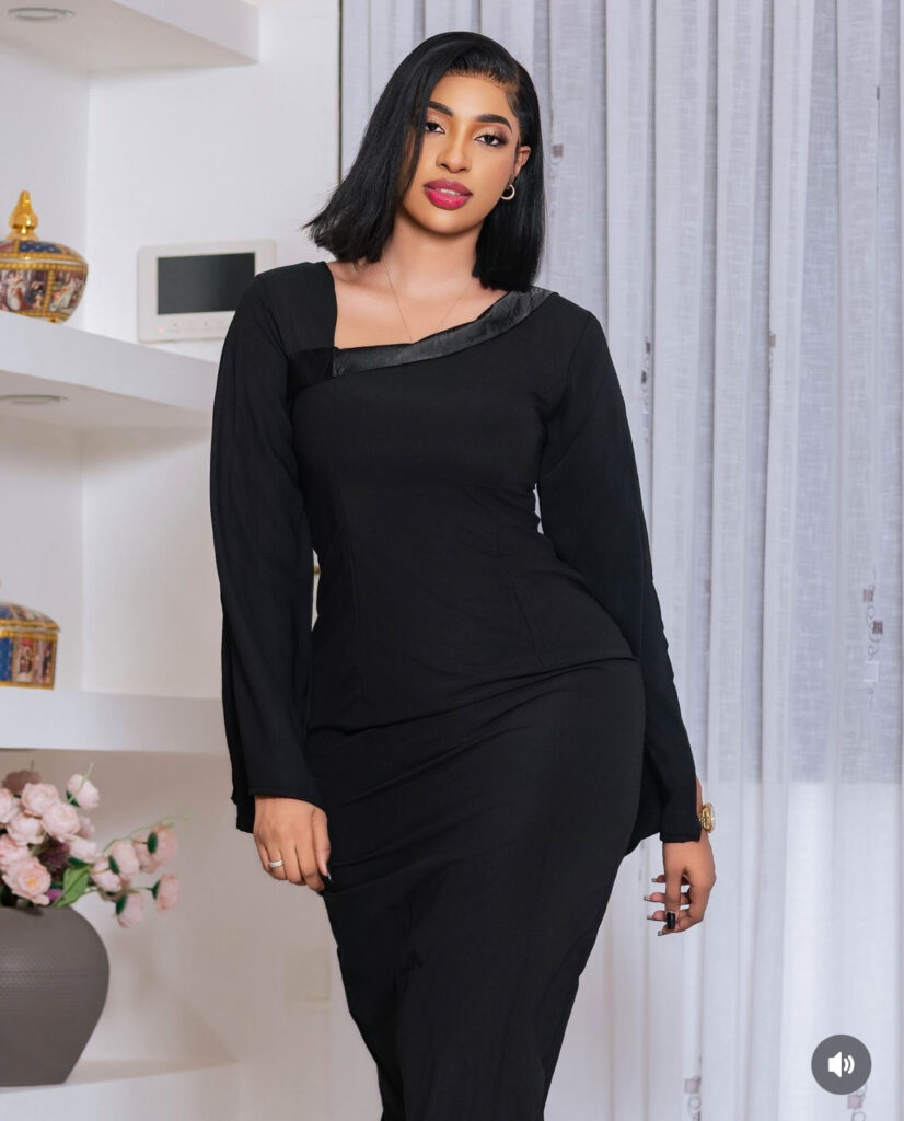 Découvrez Amy Léa, splendide en noir… (4 Photos)