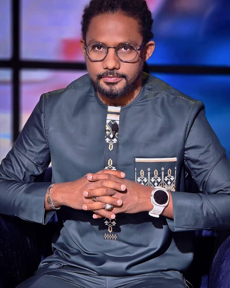 Pape Sidy Fall, l’animateur charismatique de la 2STV, captivant le Sénégal