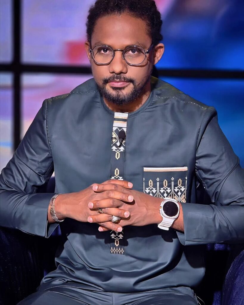 Pape Sidy Fall, l'animateur charismatique de la 2STV, captivant le Sénégal