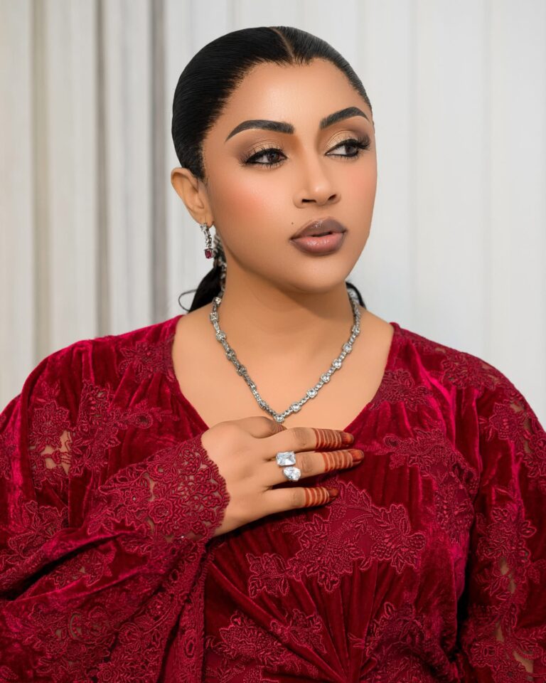 Sokhna Aidara attire tous les regards dans une élégante robe rouge