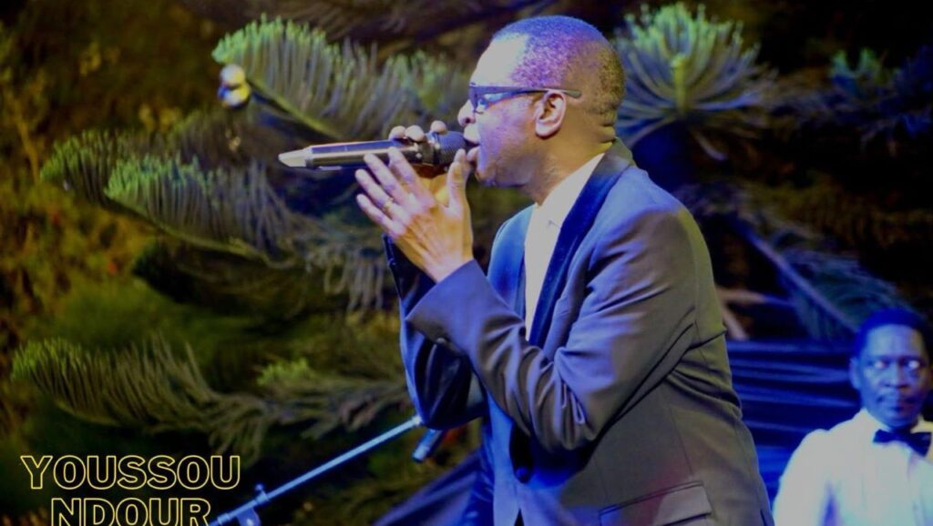 Youssou N’Dour revient sur scène avec un nouvel album « Eclairer le monde