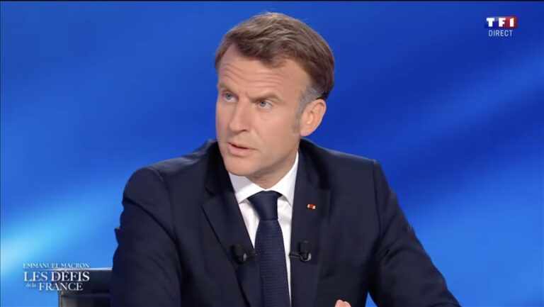 France : Emmanuel Macron précise sa position sur le port du voile dans ...