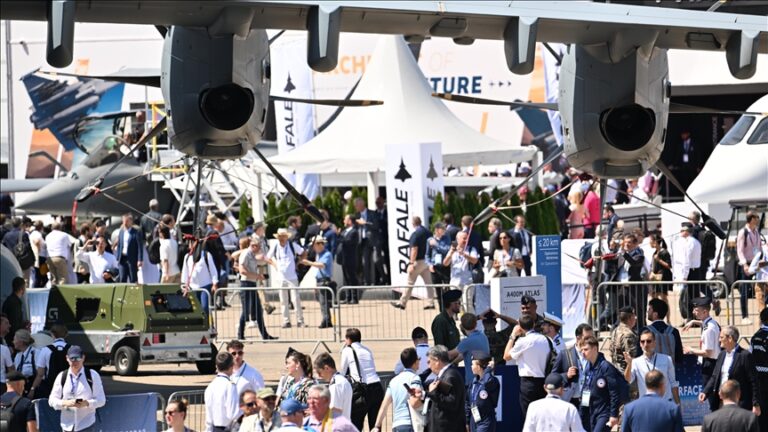 France : Emmanuel Macron inaugure le Salon de l'aéronautique avec un ...