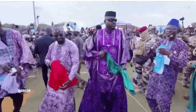 Guinée : Le Président Mamadi Doumbouya danse au rythme effréné de la Mamaya (Vidéo)