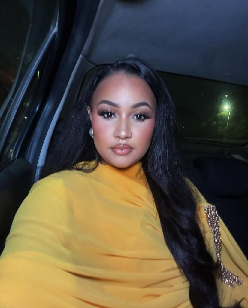 Faynara rayonnante en jaune : une nouvelle apparition publique après la ...