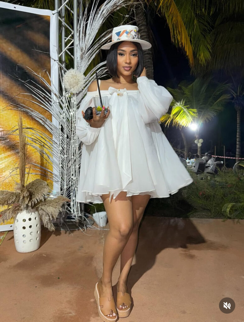 Racky Aidara rayonnante en mini-robe blanche : un look estival remarqué