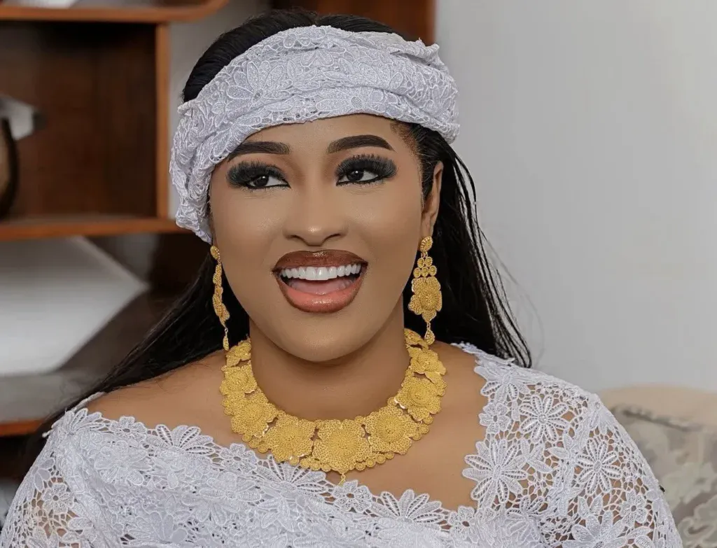 Gamou 2025 : L’élégance d’Aïcha Rassoul Gning en blanc saluée par les fidèles (Photos)