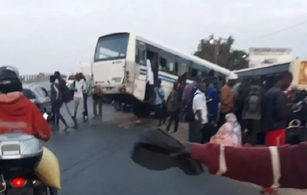 Rufisque : Un accident mortel suivi du saccage de bus AFTU, le préfet ...