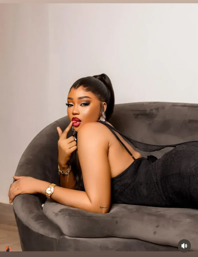 Sénégal – En robe noire, l’actrice Simone Penda impose son style avec élégance et sobriété (Photos)