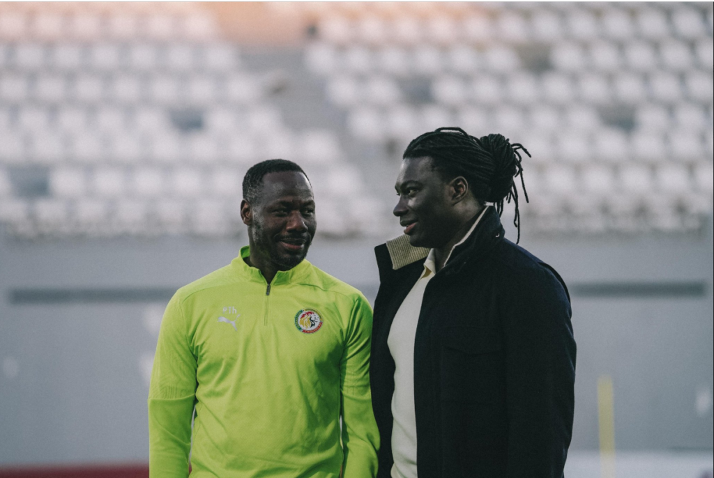 Bafetimbi Gomis rend visite aux Lions du Sénégal et leur apporte son ...